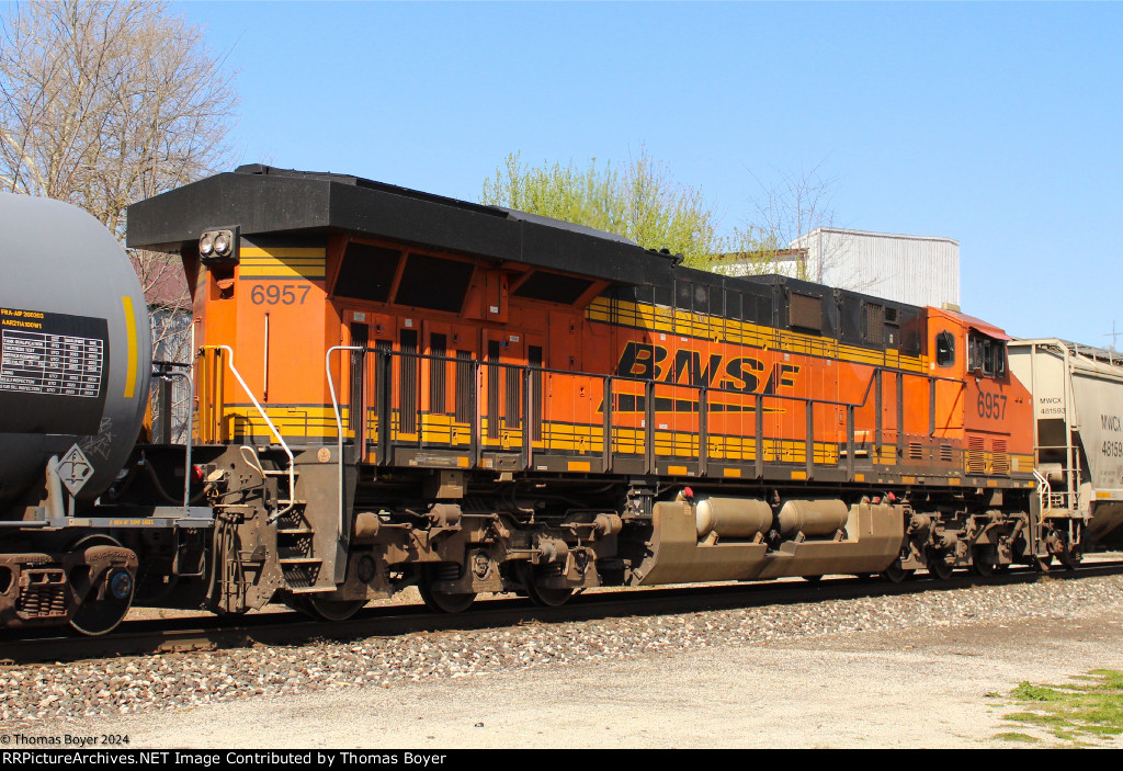 BNSF 6957